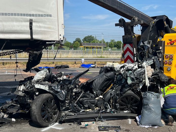 Weg vrijgemaakt na zwaar ongeval met vier vrachtwagens en één auto op ...