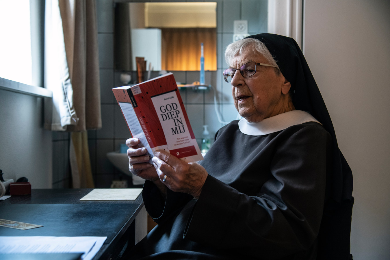 Buiten maakt de wereld veel kabaal, binnen leeft Maria (95) al ...