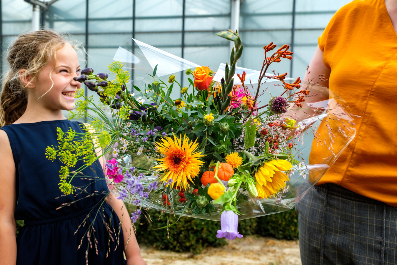 Bloemenautomaat blijkt groot succes: “Zelfs ‘s avonds laat komen mensen ...