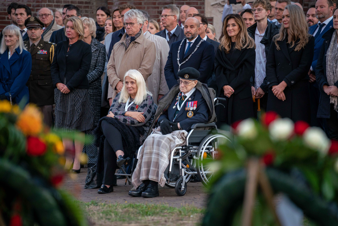 Herdenking Slag om Arnhem bij de brug weer in ere hersteld na gedwongen ...