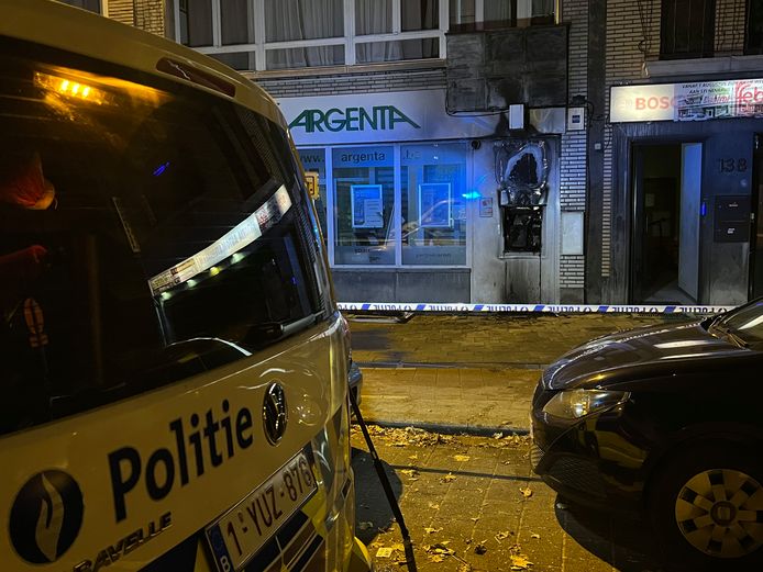 Bankautomaat Argenta op Stenenbrug in brand gestoken: daders spoorloos | Antwerpen | hln.be