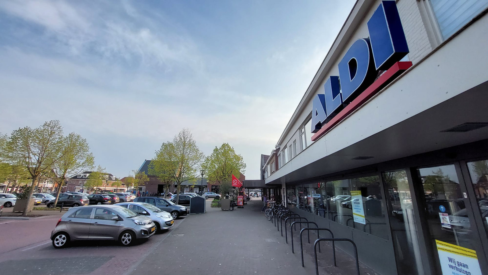 De rijen bij de kassa's liegen er niet om, volledig vernieuwde ALDI in Denekamp is populair ...