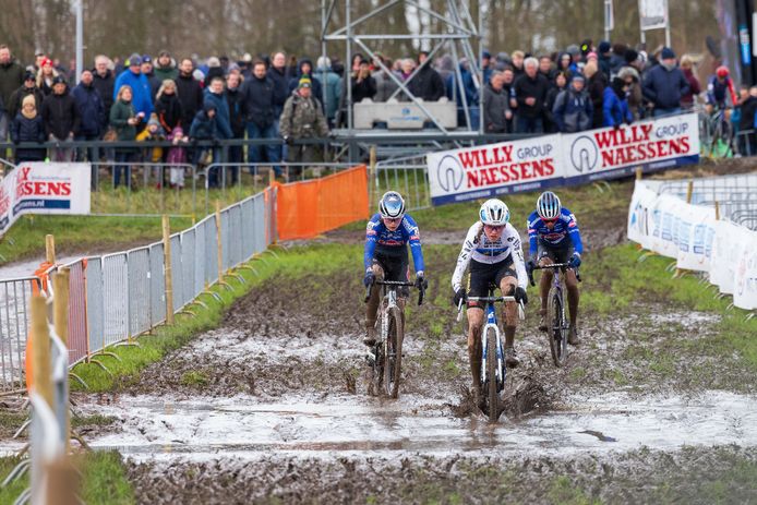 Glibberen en glijden bij modderballet tijdens NK Veldrijden in ...