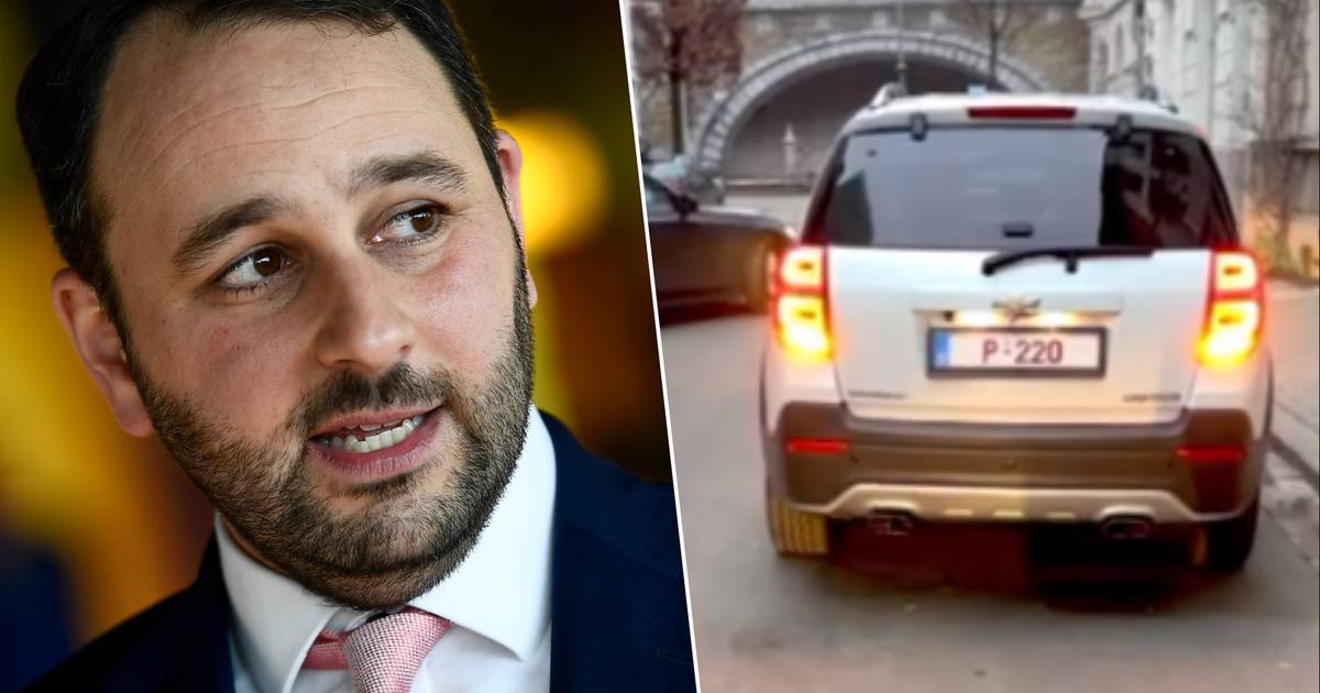 N-VA-Kamerlid Michael Freilich installeert draaiende nummerplaat op ...