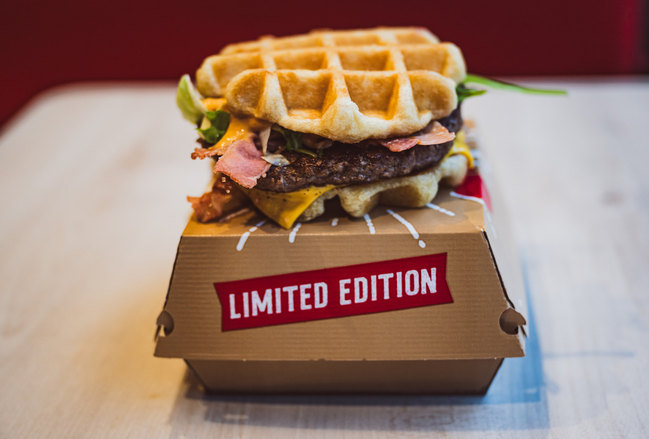 Een hamburger tussen twee Luikse wafels mét mayo-barbecuesaus en spek ...