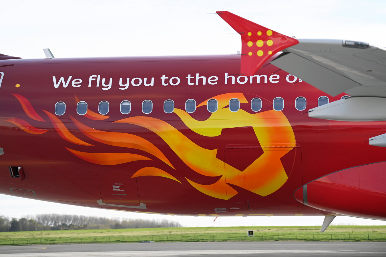 Gloednieuw vliegtuig Rode Duivels en Red Flames voor WK-afreis onthuld ...