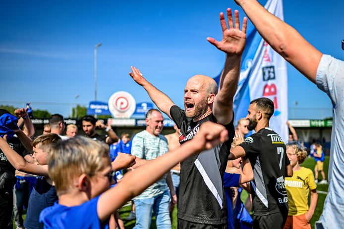Spakenburg ontploft: historische titel in de tweede divisie is binnen ...