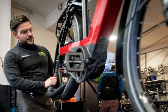 Late carnavalsdrukte bij fietsenmakers: ‘Geen band bestand tegen ...