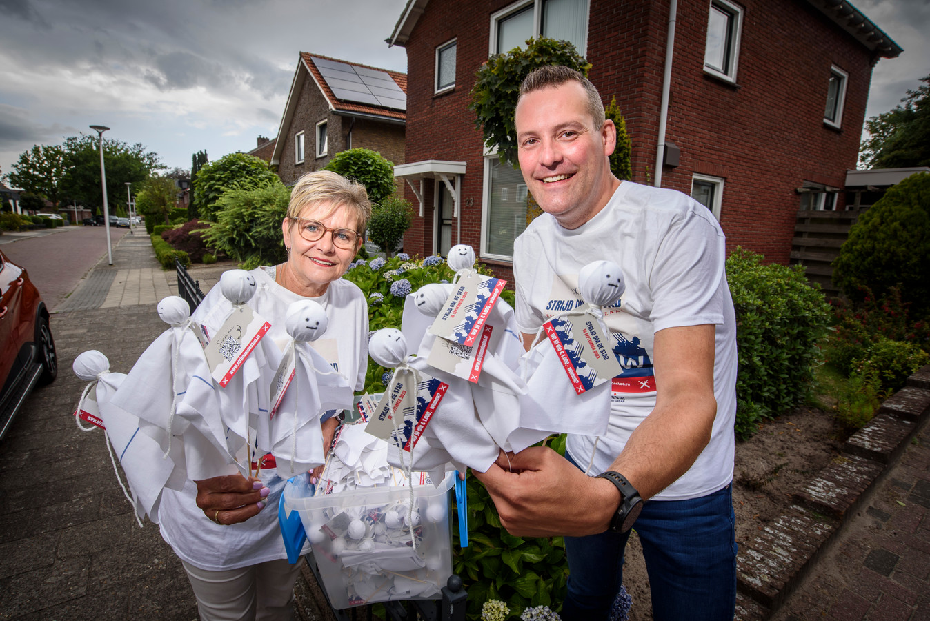 Waarom Oldenzaal opeens volhangt met witte spookjes: ‘Ze zijn overal ...