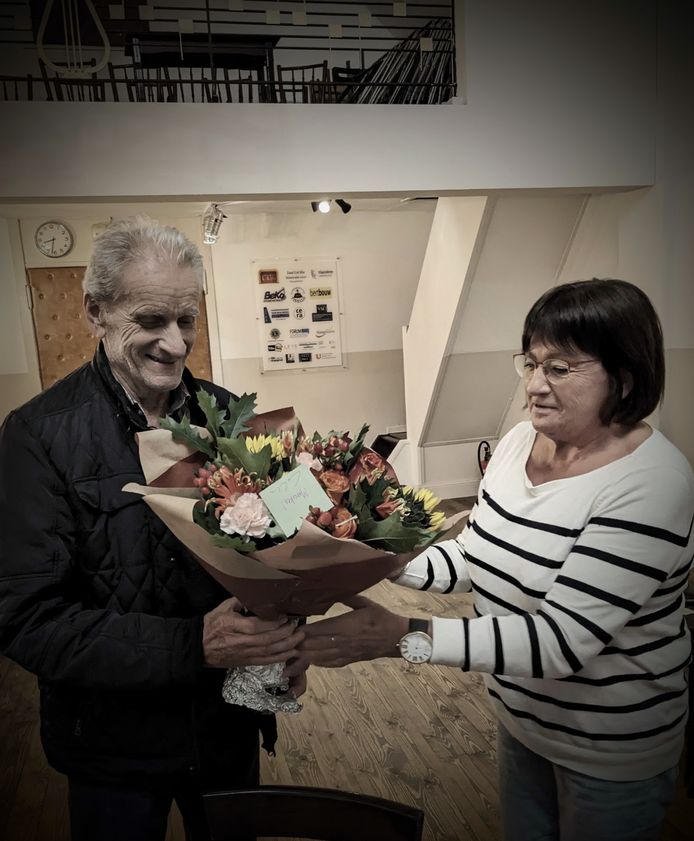 Zaal Cecilia zet bestuurslid Rob Goris (78) in de bloemetjes ...