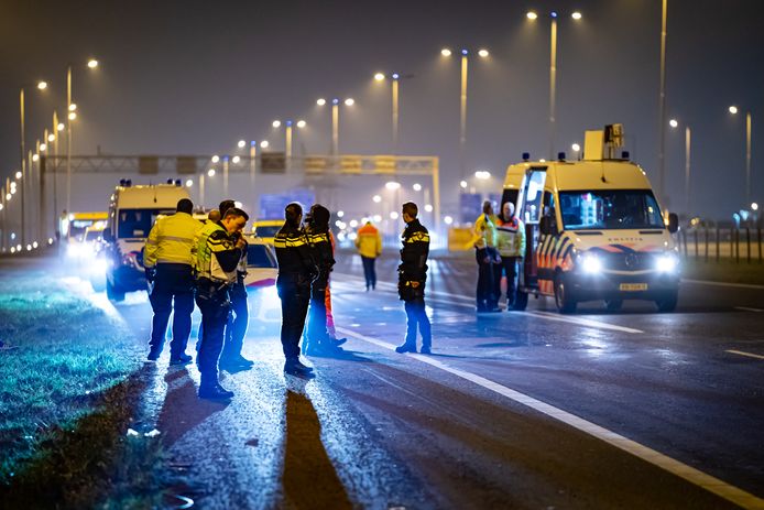 Motoragent bijna aangereden op snelweg en schiet gericht op ...