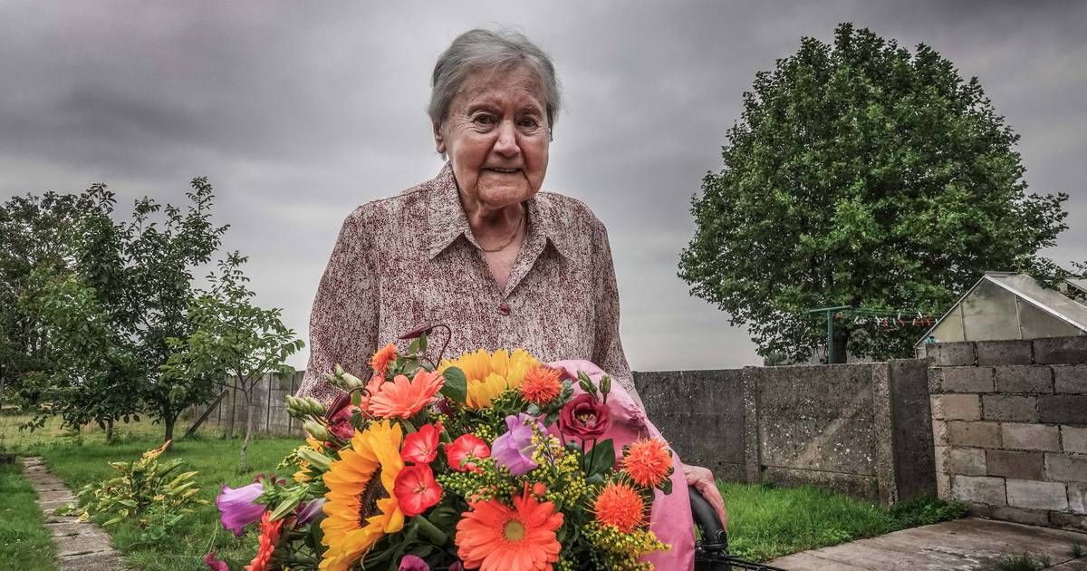 Anna (101) is het oudste bloemenmeisje van het land: “De verliezer ...