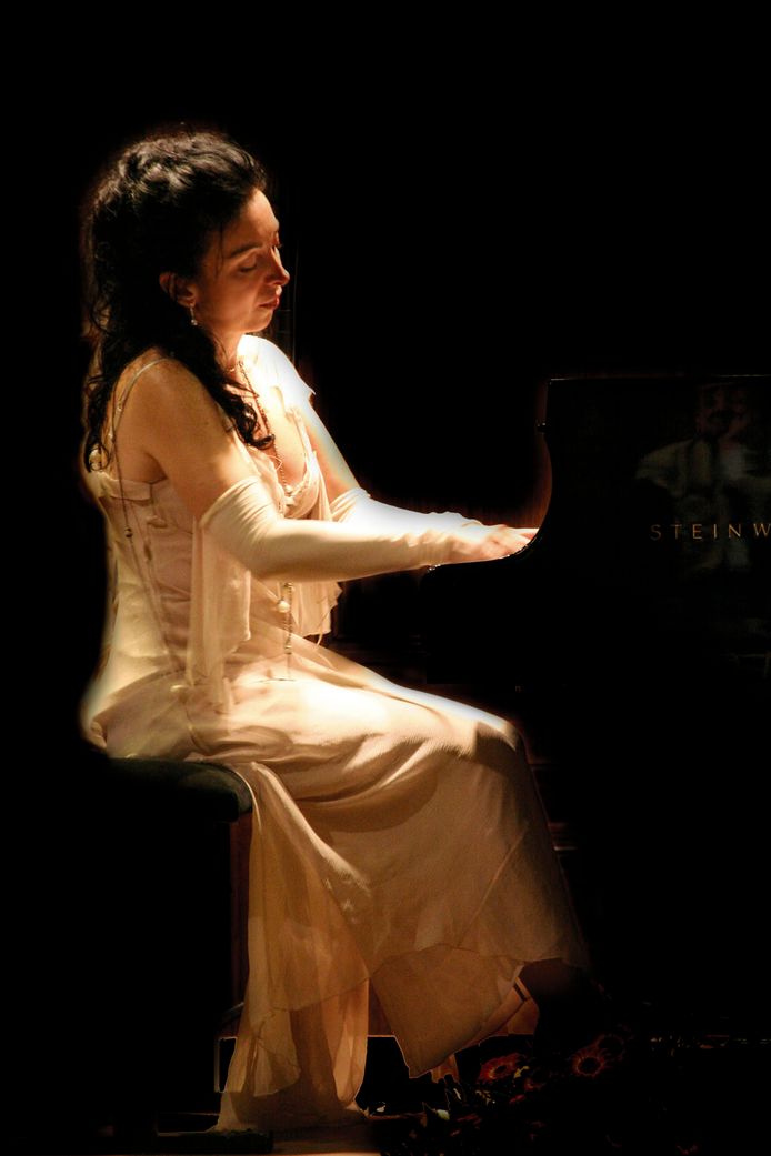 Braziliaanse pianovirtuoos Eliane Rodrigues speelt in Budel-Dorplein ...