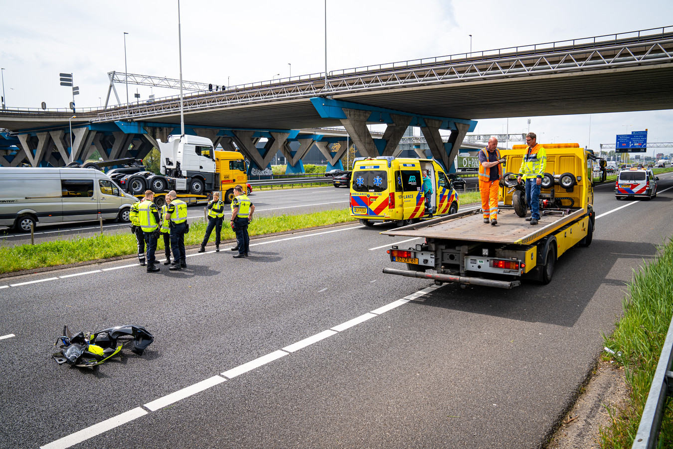 Motorrijder raakt zwaargewond bij eenzijdig ongeval op de A15 | Foto | AD.nl