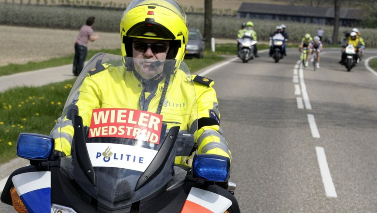 Automobilist rijdt in op motoragent bij controle | De Volkskrant