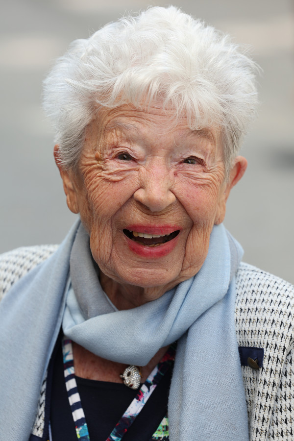 Actrice Alice Toen viert 99ste verjaardag: “Ik wil sterven op het ...