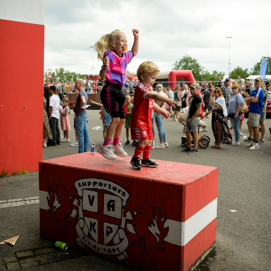 Duizenden FC Twente-fans klaar voor nieuw seizoen, spelers zingen ...