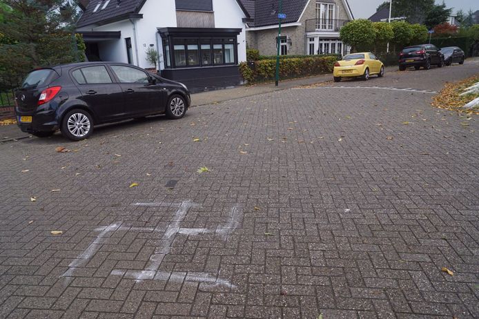 Na verfbommen op ramen en auto’s nu een groot hakenkruis neergekalkt in ...