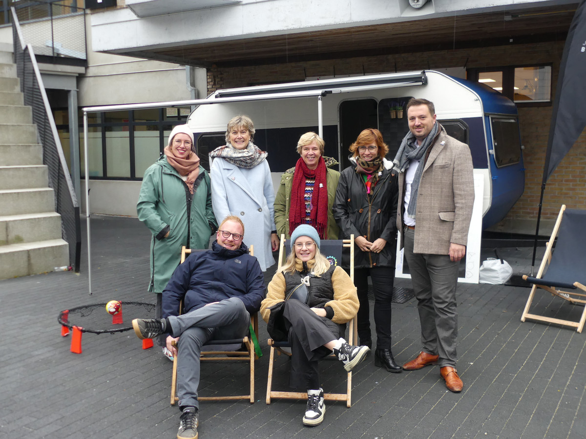Jeugdopbouwwerkers trekken naar jongeren met luistercaravan: “Sinds de ...