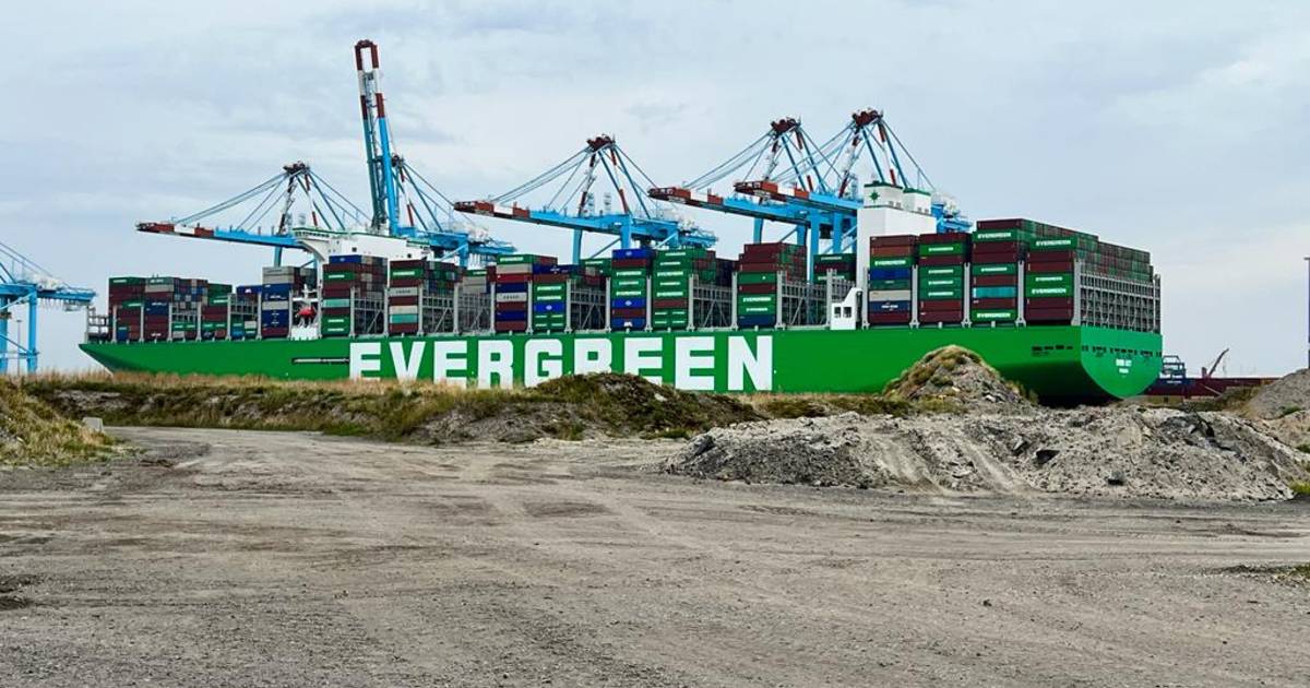 400 meter lang en 62 meter breed: op één na grootste containerschip ter ...