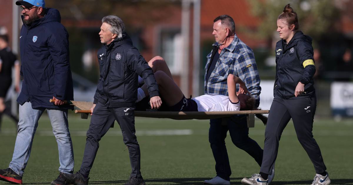 Trainer Dave Mattheus (RSCA Women) ziet Marie Minnaert uitvallen met ...