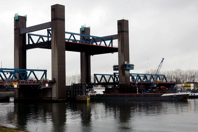 Storing Calandbrug verholpen: brug stond half uur open en wilde niet ...