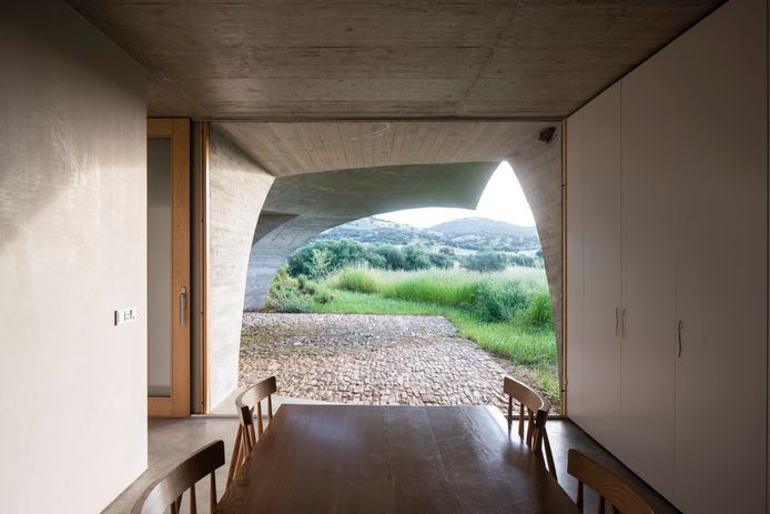 Ondanks kil en kaal interieur spreekt dit huis tot ieders verbeelding ...