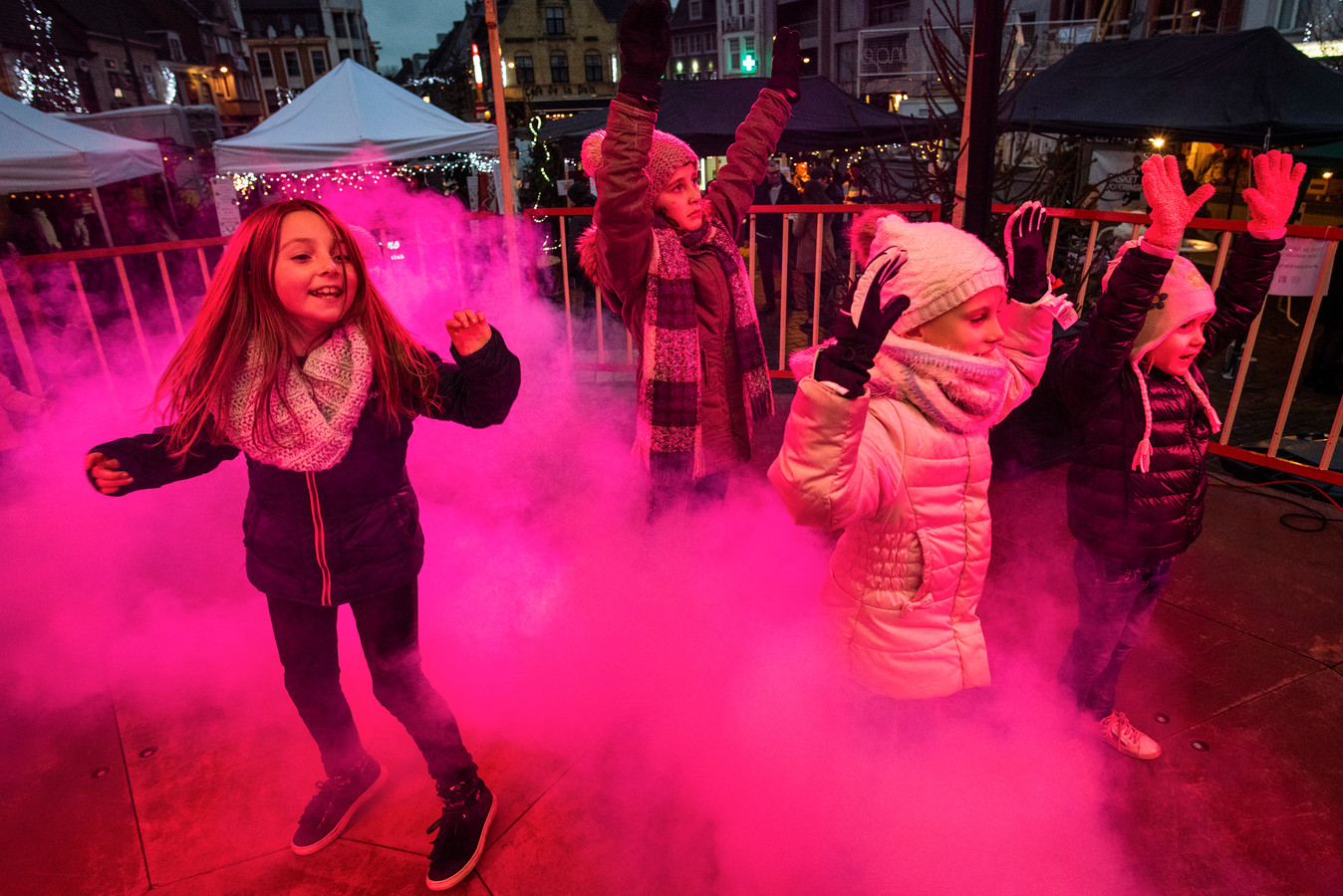 Nostalgische rupsbaan en ’t Westvlams Gemiengeld Vintekoor tijdens ...