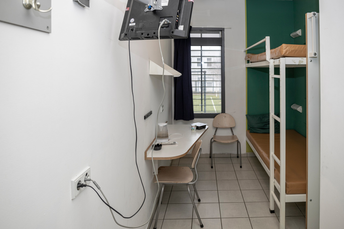 Gevangene steekt rivaal neer op luchtplaats: hoe kan het dat zij samen ...