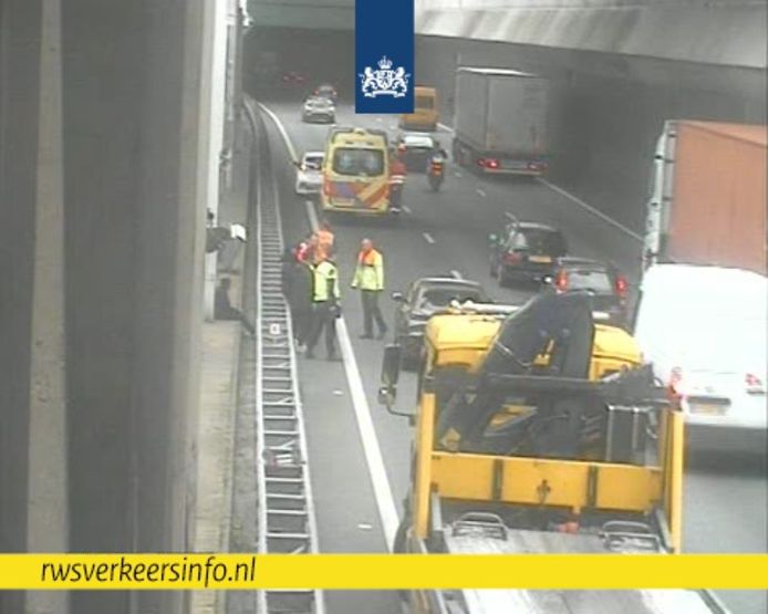 Vertraging neemt af bij Botlektunnel na ongeval op A15 | 112 nieuws Rotterdam | AD.nl