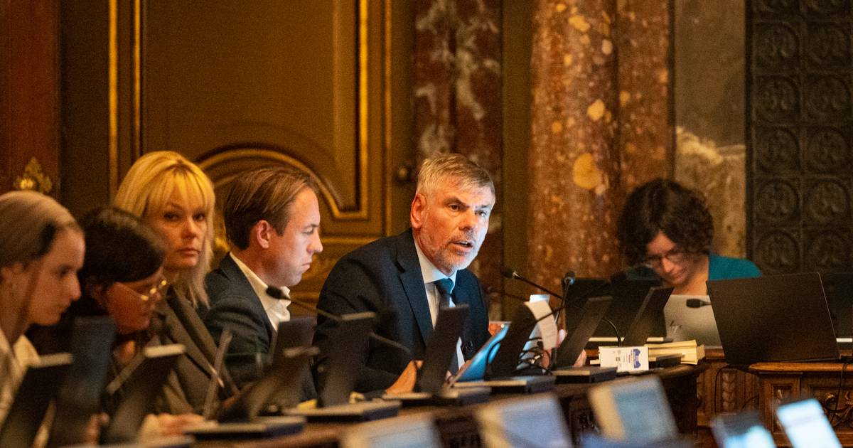 Sam Van Rooy (Vlaams Belang) steelt de show in debat over geweigerd ...