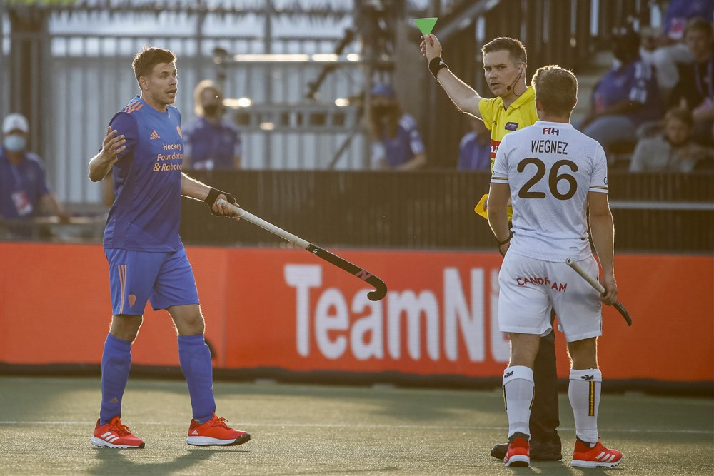 Gele, rode, groene, blauwe en nu een witte: waar komen al die kaarten ...