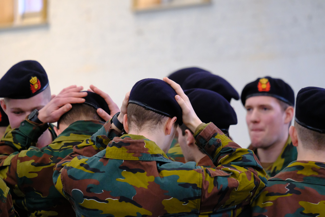 Lichting nieuwe soldaten krijgt officieel ‘muts’ | Foto | hln.be