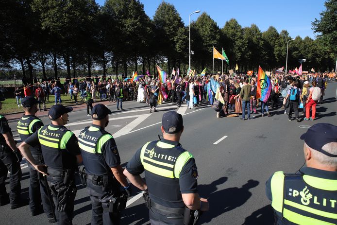 Politie weert tegendemonstranten bij A12-blokkade, XR wil stoppen door ...