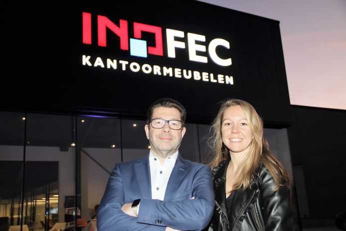 Le Couter stelt nieuwe BMW 3 voor in toonzaal vol kantoormeubilair van ...