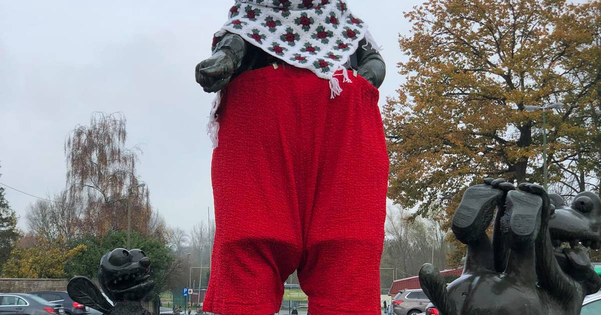 Standbeeld Urbanus uitgedost in Kerstoutfit voor Tollembeekse ...