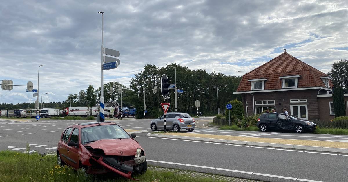 Aanrijding nabij Frans op den Bult: storing verkeerslichten leidt tot verkeerschaos | Dinkelland ...