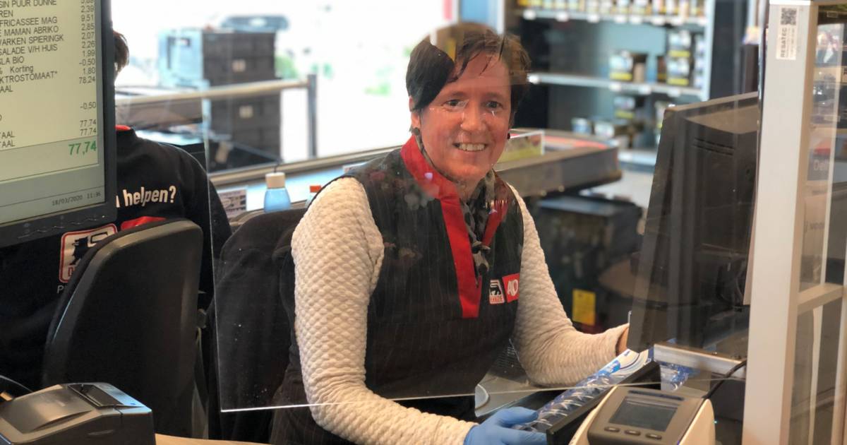 Plexischermen moeten kassiersters beschermen in AD Delhaize Poperinge ...