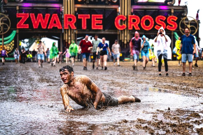 TERUGLEZEN Zwarte Cross | Iedereen heeft modder op z'n lijf • Tranen ...