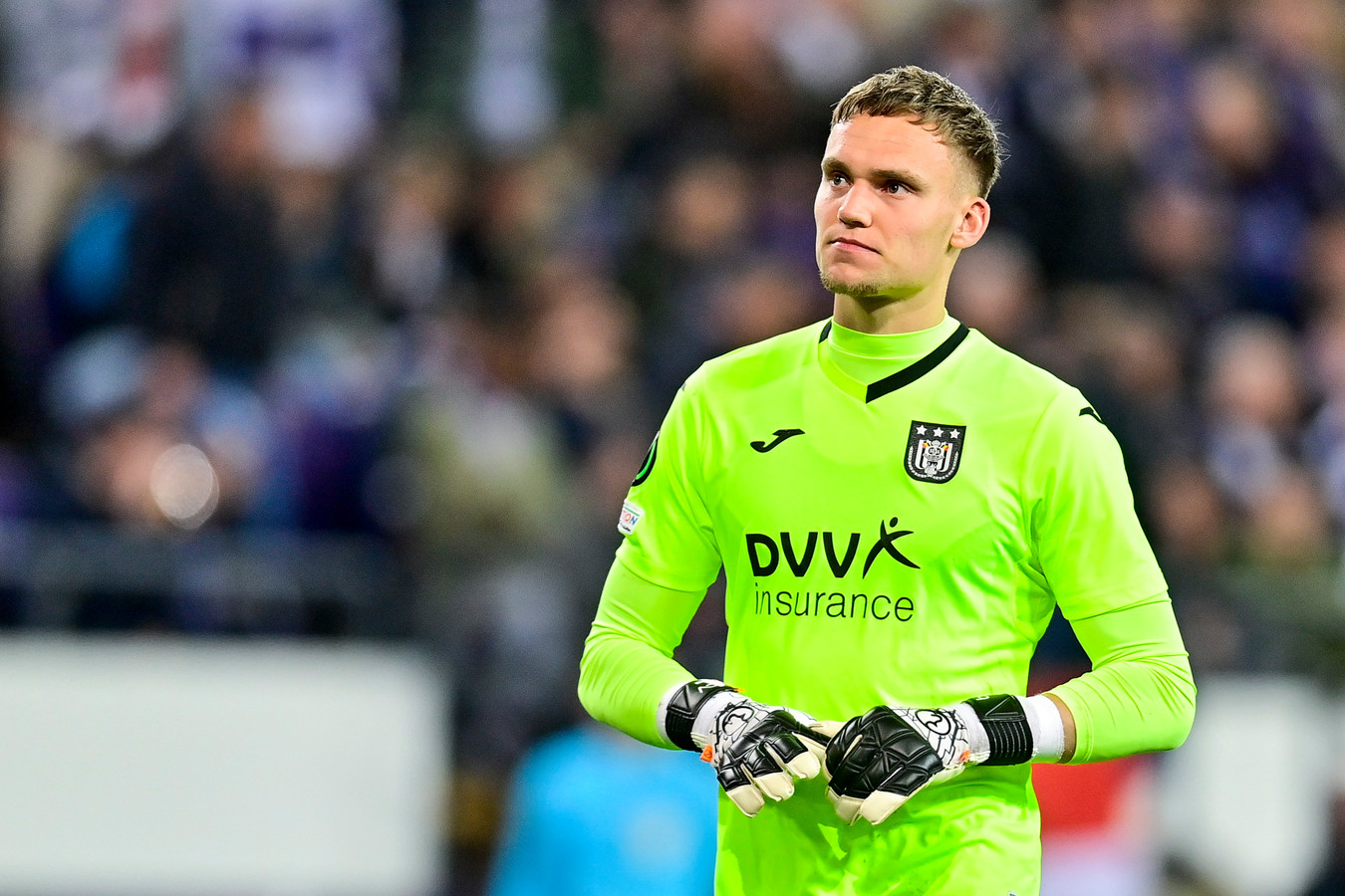 Jong Oranje-doelman Bart Verbruggen kan in Nederland rustig over straat ...