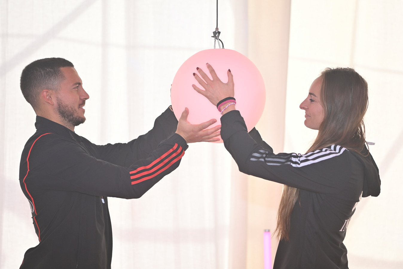 Gloednieuw vliegtuig Rode Duivels en Red Flames voor WK-afreis onthuld ...