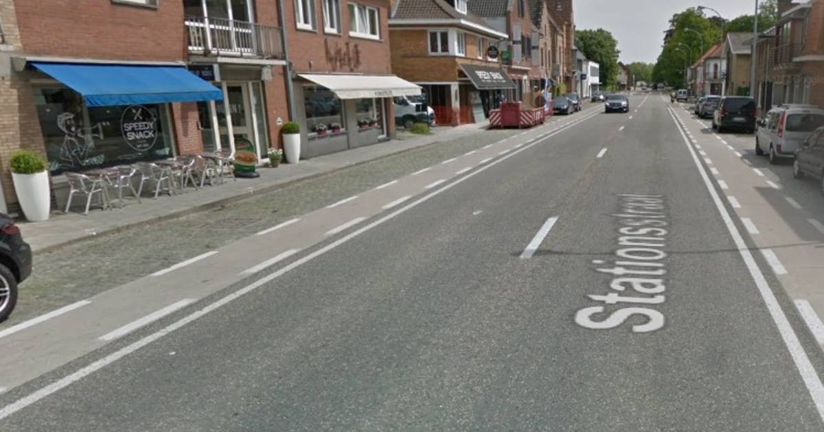 Voetganger (93) in levensgevaar na aanrijding in centrum van Loppem ...