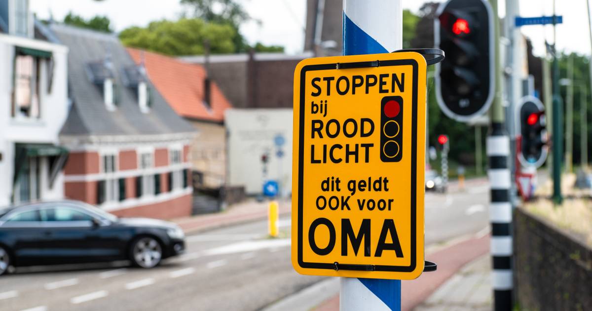 ‘Oma’ gewaarschuwd met ludiek bord: ‘Stoppen bij rood licht, dit geldt ...