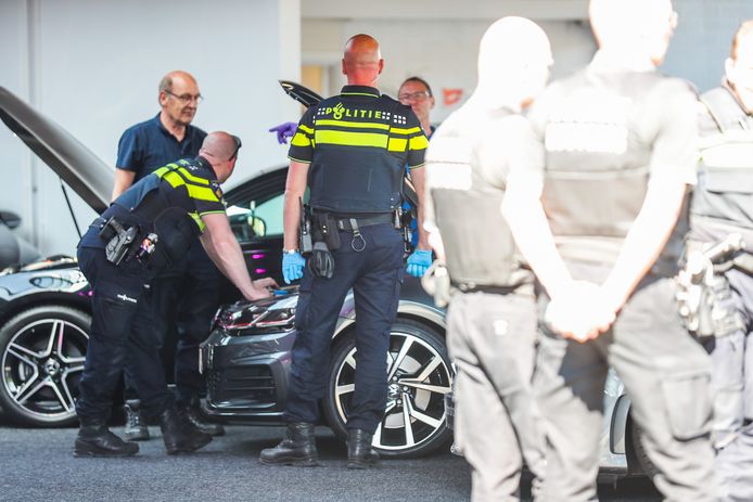 Politie vindt geen misstanden bij inval autodealer AP Car Store in ...