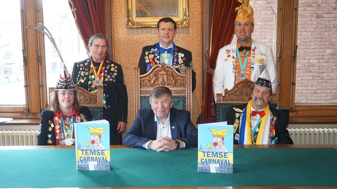 Carnavalscomité Temse bundelt rijke geschiedenis in lijvig boek | Temse ...