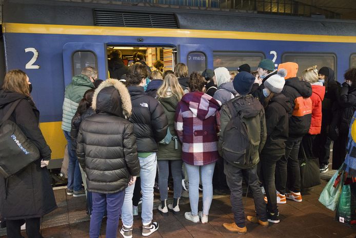 NS trapt op de rem vanwege drukte in buitenlandse treinen, reizigers ...