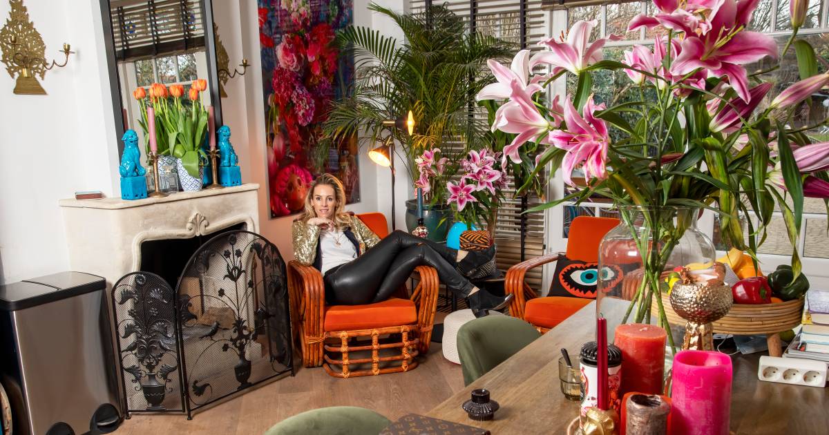 Vier ringen, een grote zonnebril, een pols vol kralen: het is Kopen ...