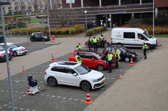 Politie Lelystad controleert in ochtend 115 voertuigen: 66 bekeuringen ...