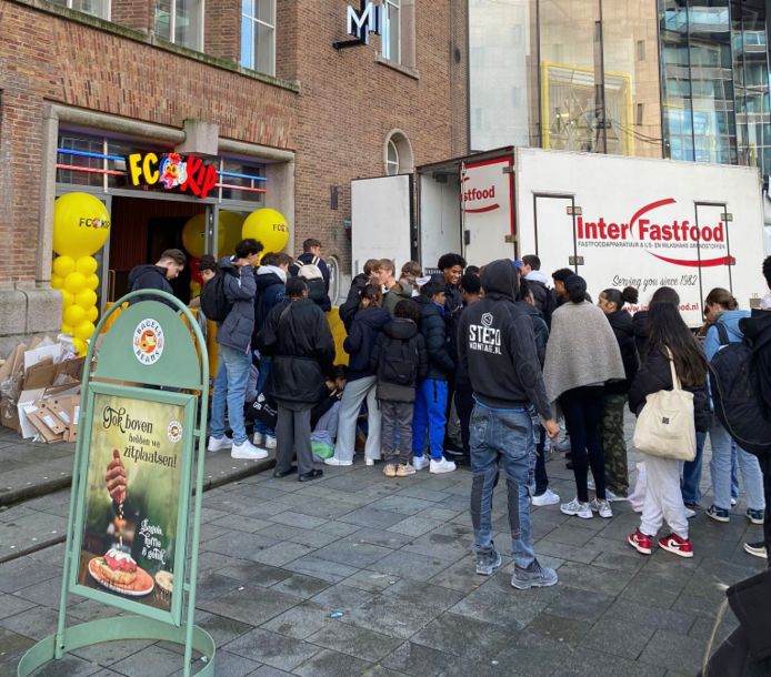 Opnieuw lange rijen bij FC Kip-restaurant, Jandino stelt deurbeleid in ...
