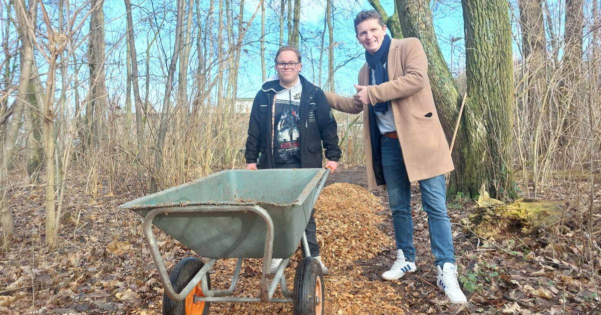 Vrijwilligers Vivo zorgen voor nieuwe laag schors op Finse looppiste ...